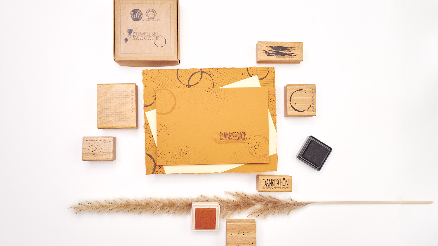 Lieblingsmensch mit Kaffeeflecken, Karos, Pinselstriche auf orangebraun ...